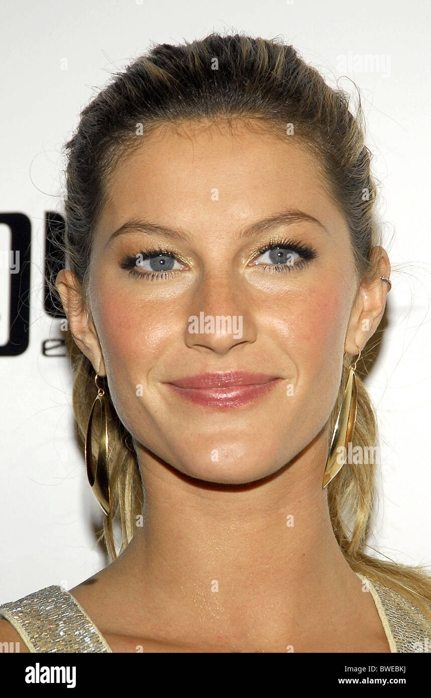 VOGUE Spring/Summer 2006 Ad Campaign Preview Party Stock Photo - Alamy