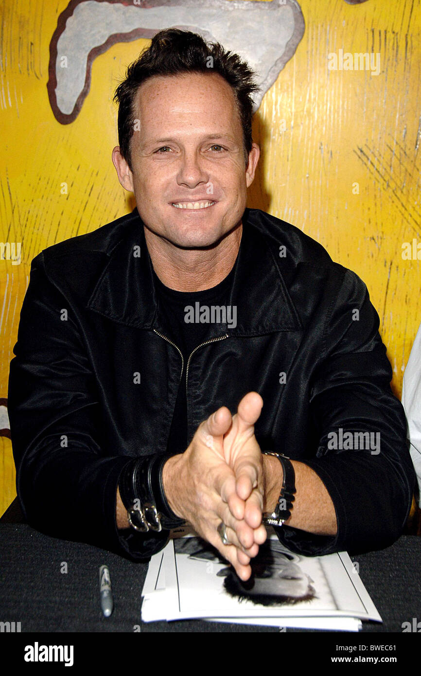 OZ Season Six DVD Signing Stock Photo - Alamy