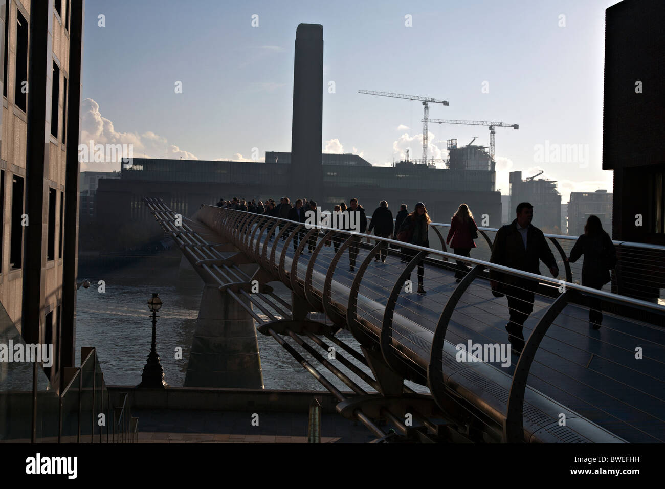 tate modern and millenium bridge in london Stock Photo - Alamy