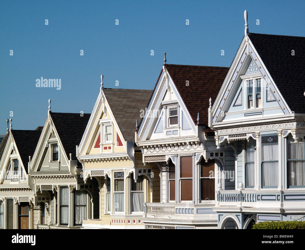 Victorian houses known as the Painted Ladies in Alamo Square in San ...
