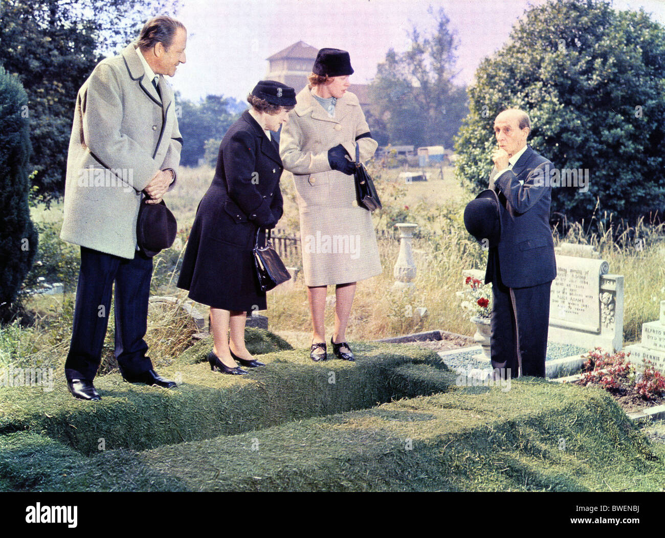 NEAREST AND DEAREST (TV) HYLDA BAKER, JIMMY JEWEL, JOE GLADWIN, EDDIE ...