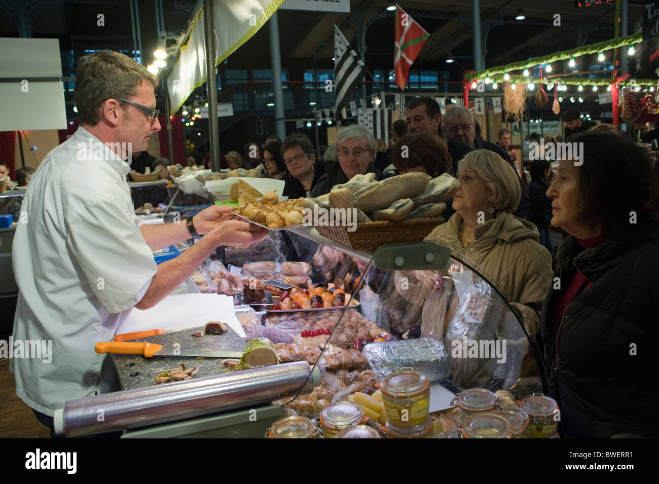 Paris france man visiting inside hi-res stock photography and images ...