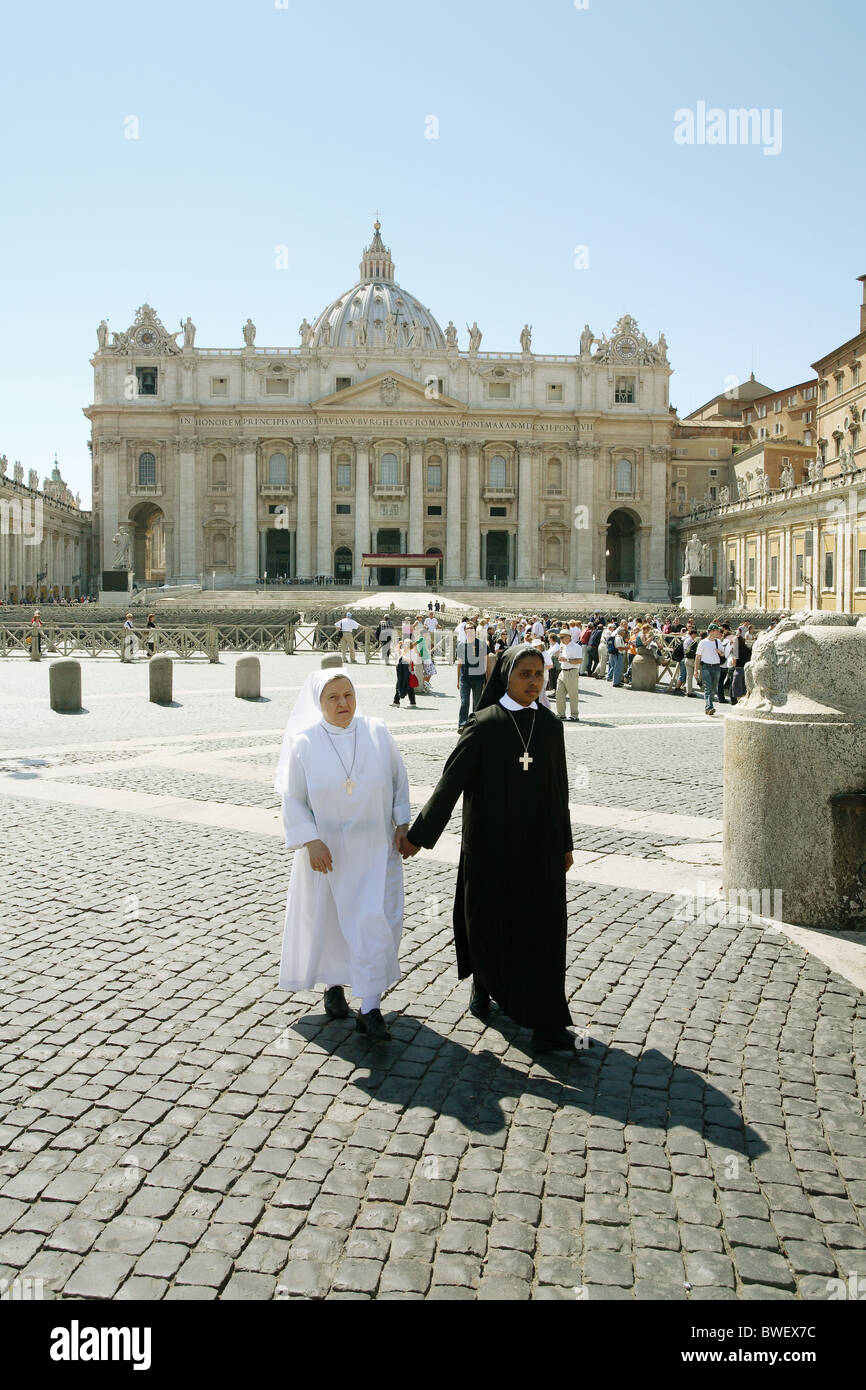 Two nuns crossing St Peter's square Vatican Rome Stock Photo - Alamy