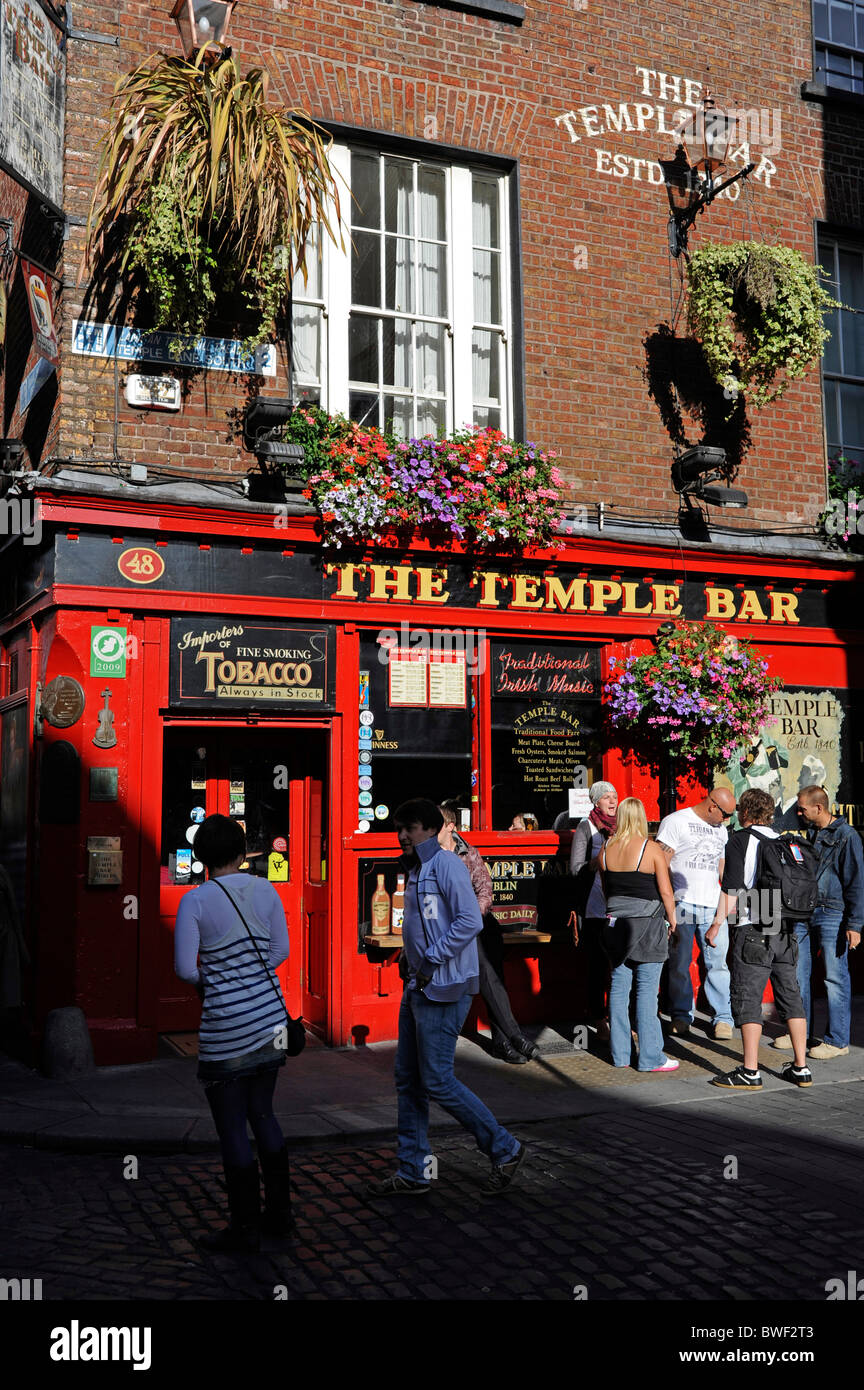 The famous Temple Bar Pub at Temple Bar, Dublin, Ireland Stock Photo ...