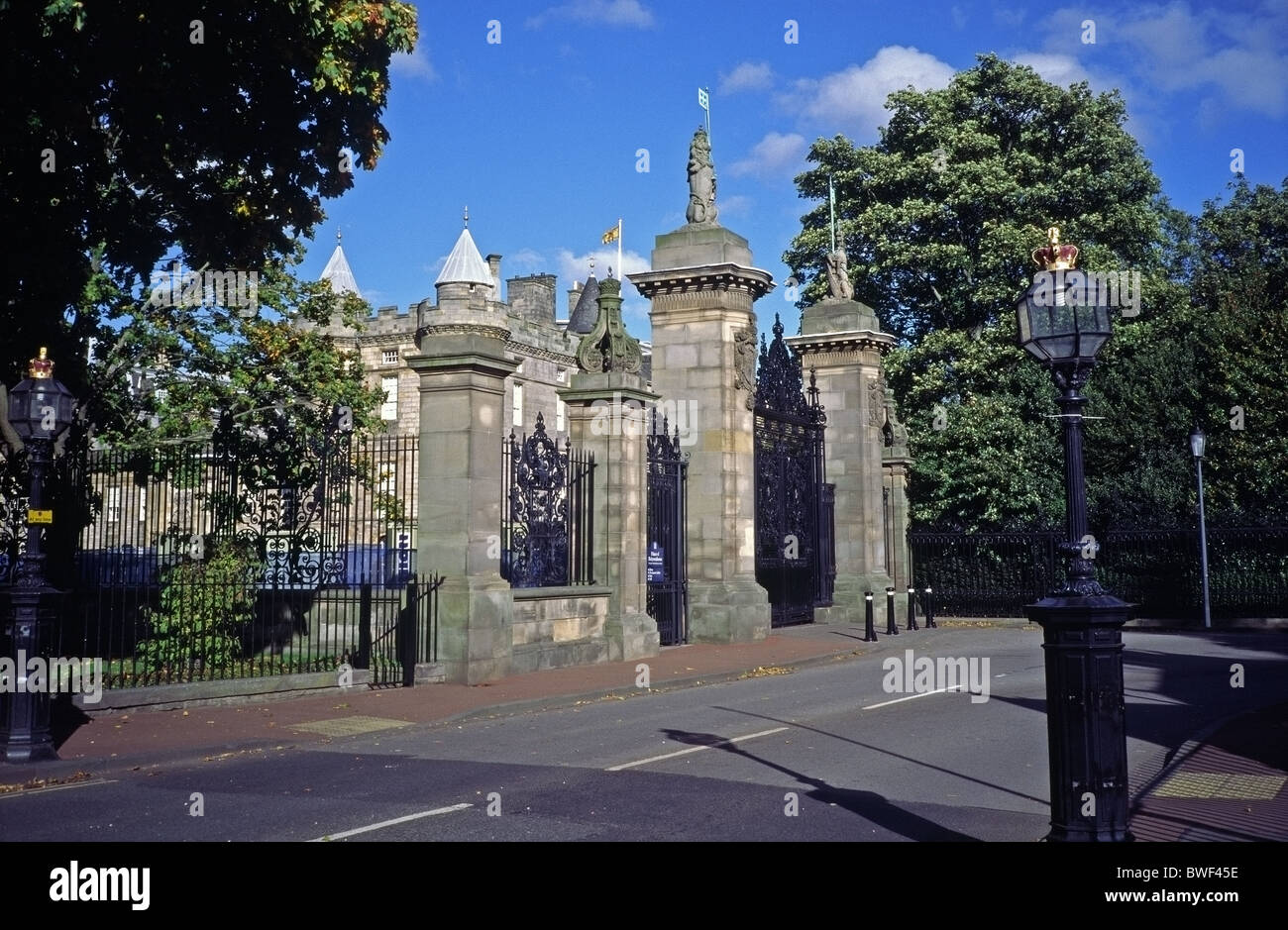 Royal palace gates hi-res stock photography and images - Alamy