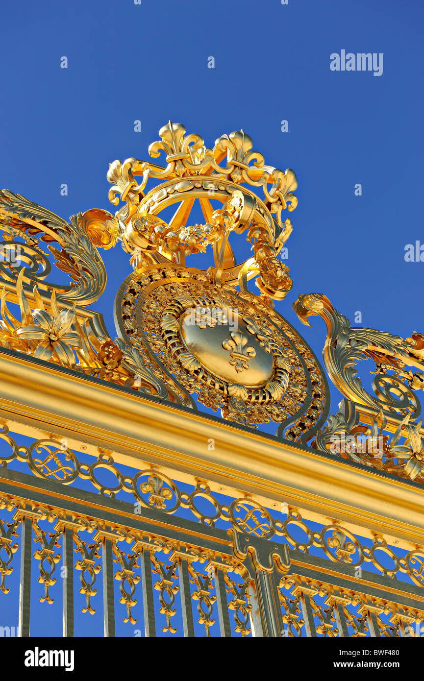 Versailles Palace golden gate entrance detail, Châteaux de Versailles ...