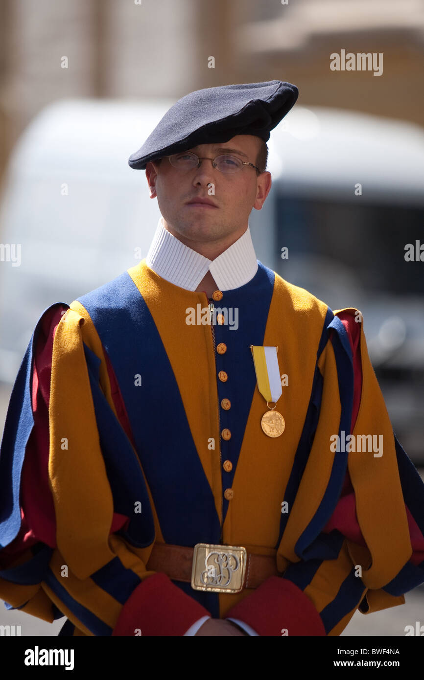 Swiss guard on duty at the Vatican Rome Italy Stock Photo - Alamy