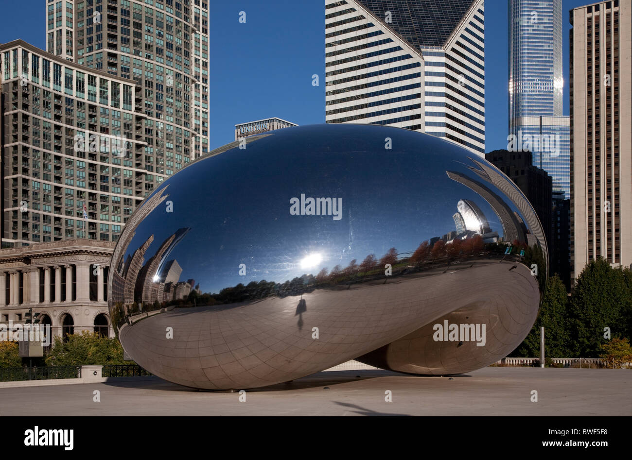 The cloud gate cloudgate or bean sculpture by atrist Anish Kapoor AT&T ...