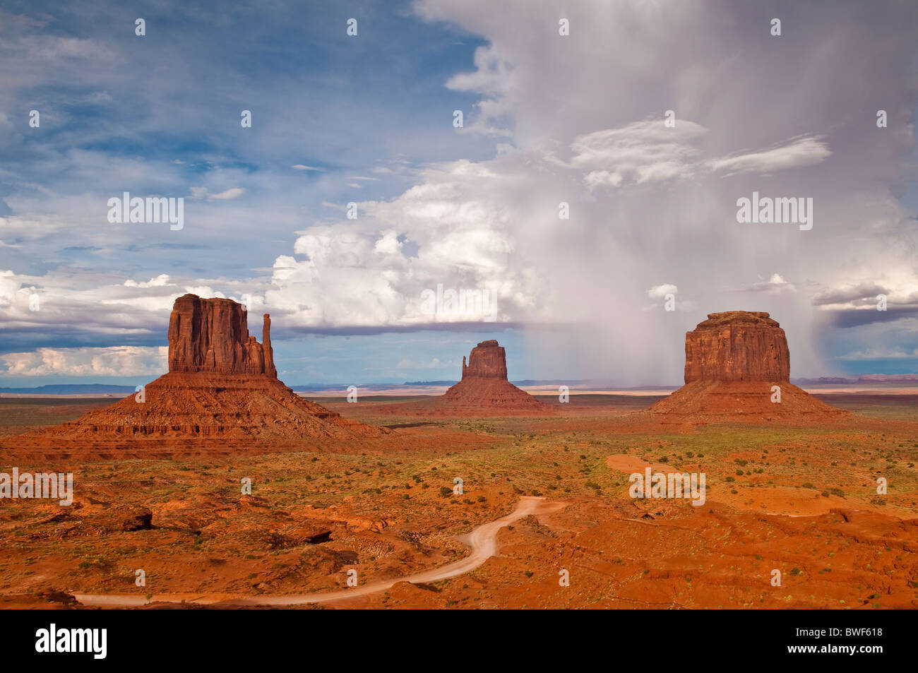 The Mitten Buttes in the last light during a storm, Monument Valley ...