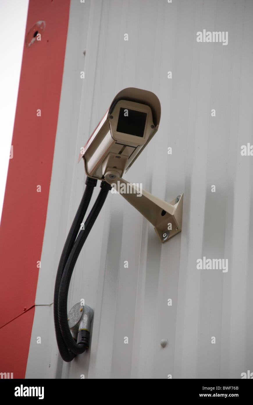 Cctv camera on side building hi-res stock photography and images - Alamy