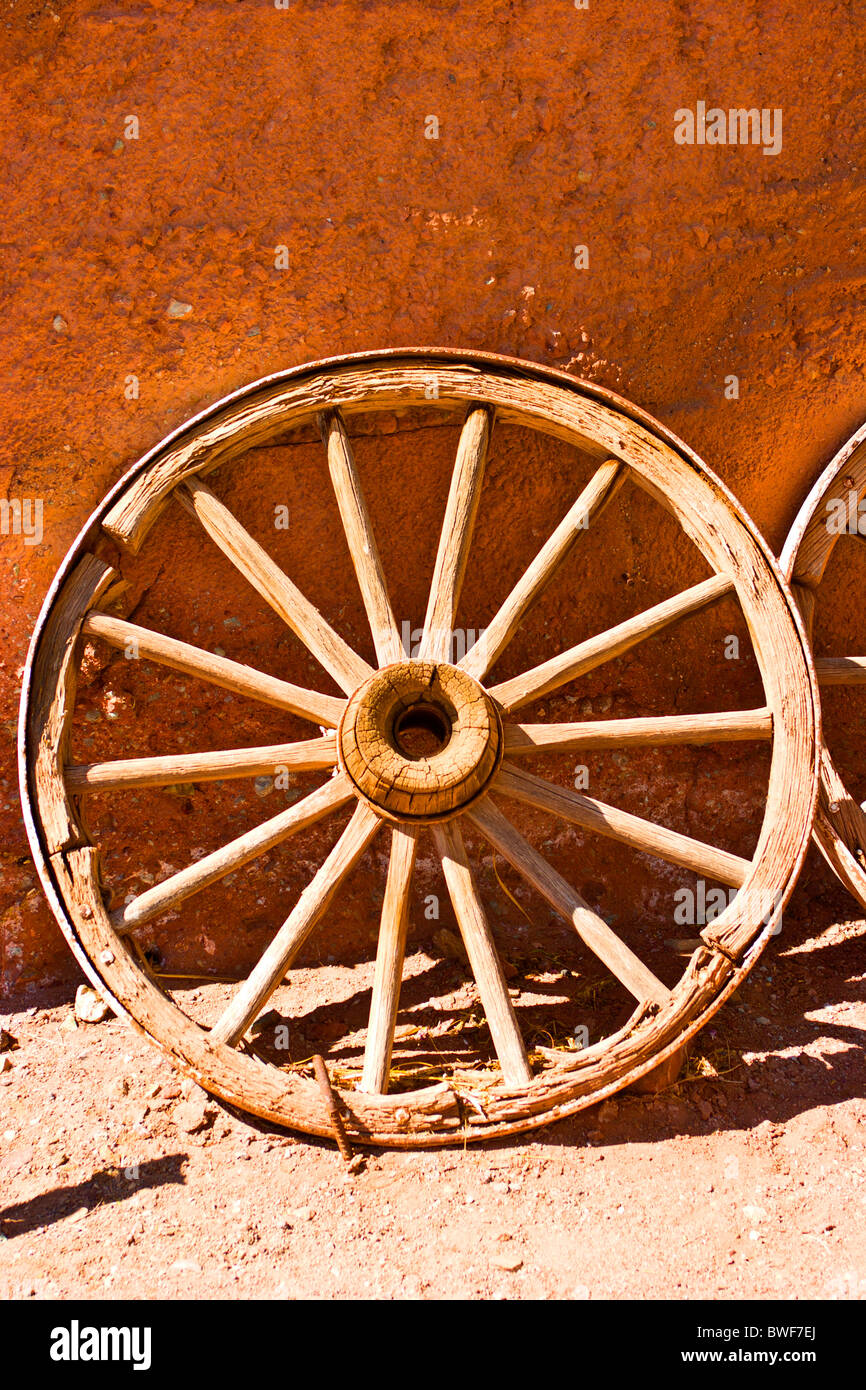 Old wagon wheel Stock Photo - Alamy