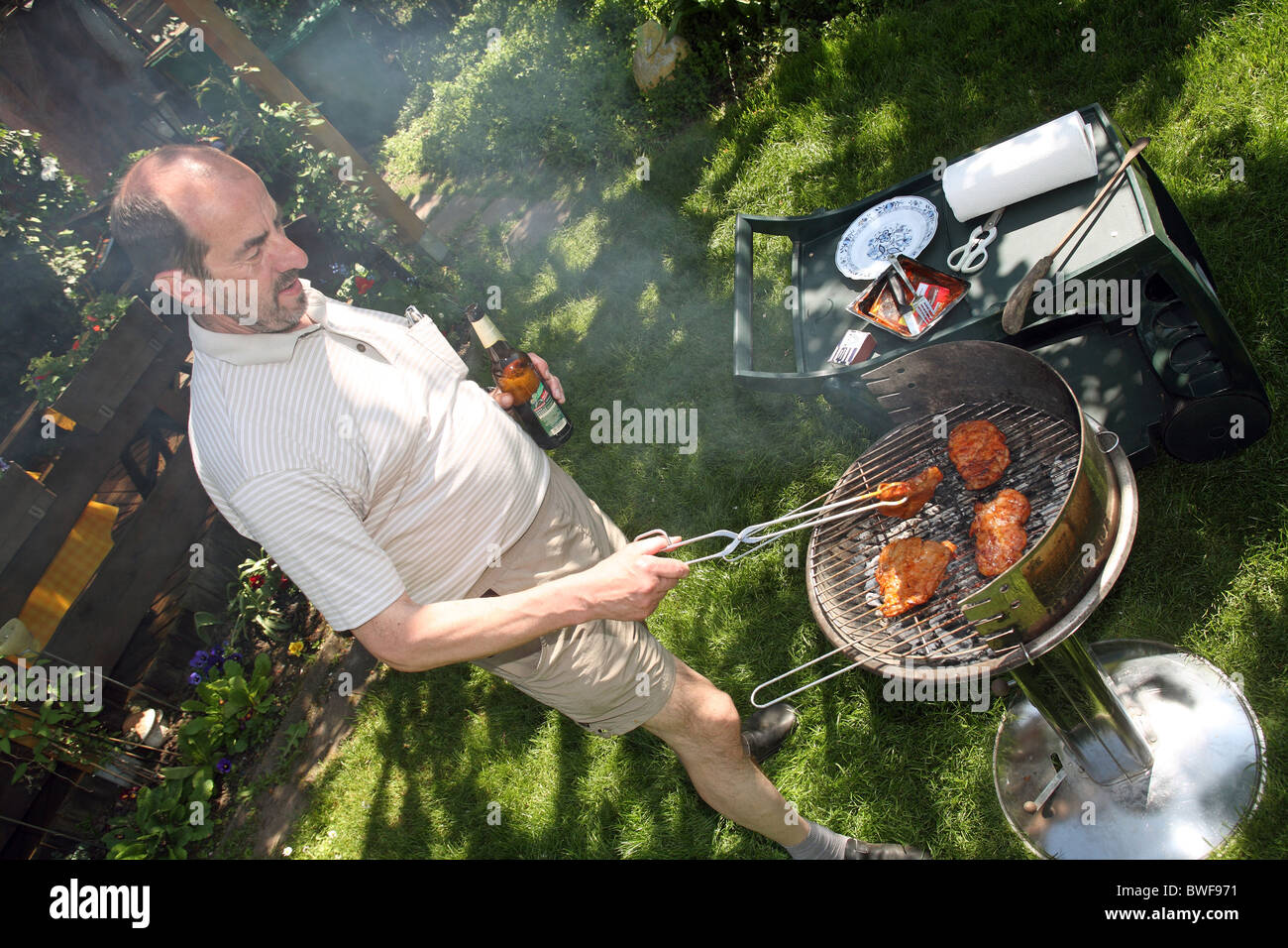 A man grilling Stock Photo - Alamy