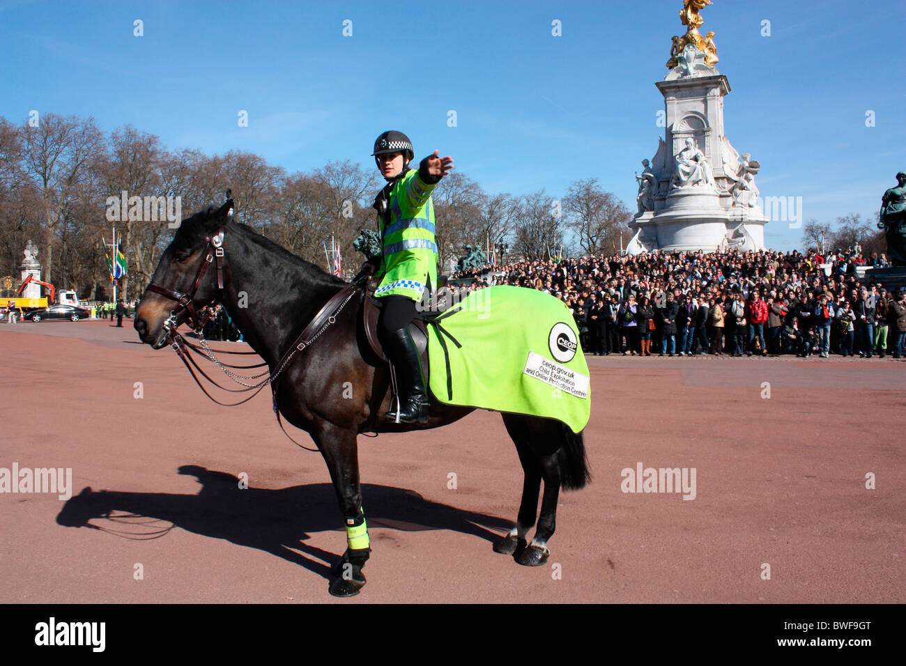 A lady cop on a horse back managing order near Buckingham Palace in ...