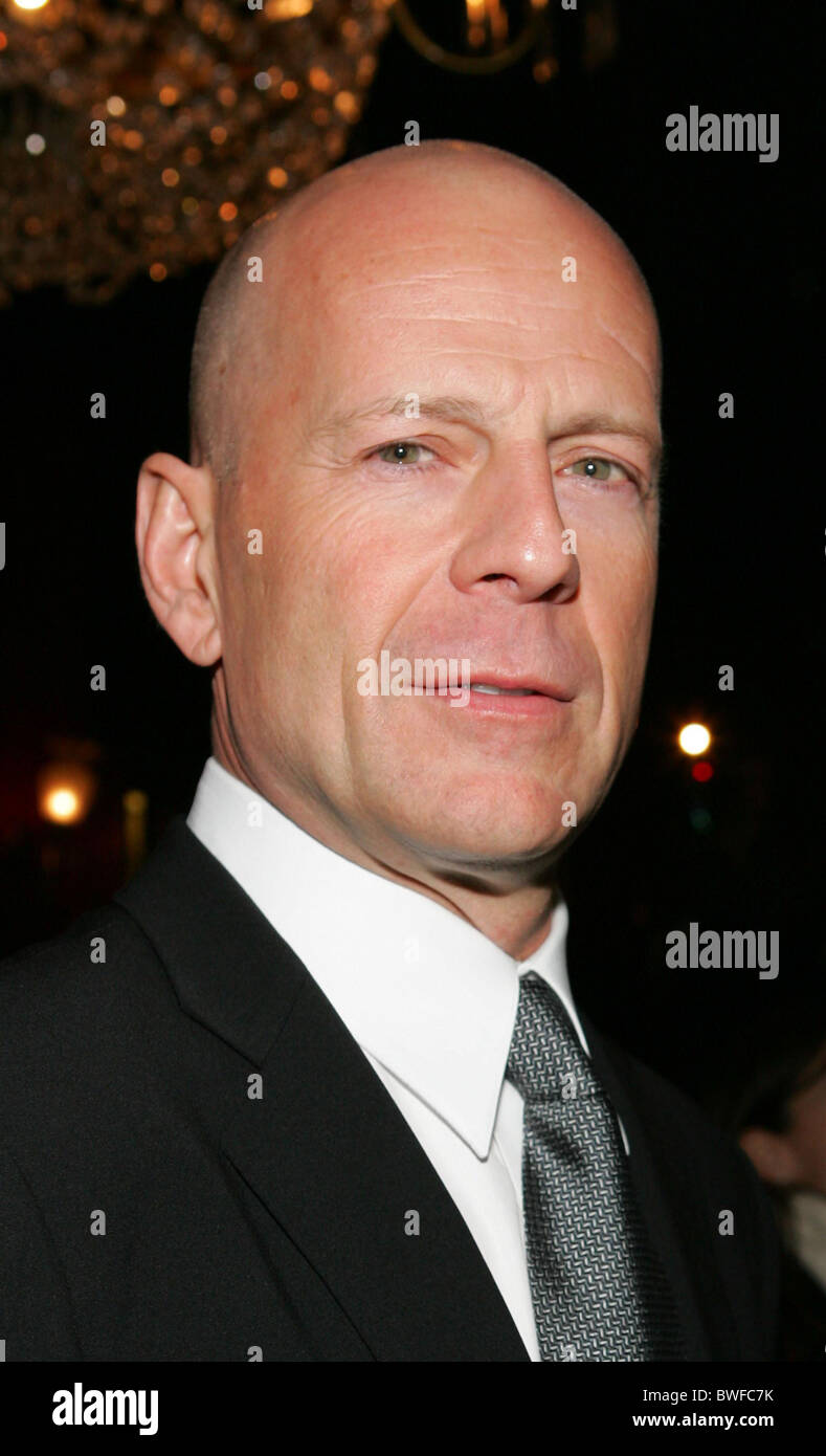 Bruce willis hostage 2005 hi-res stock photography and images - Alamy