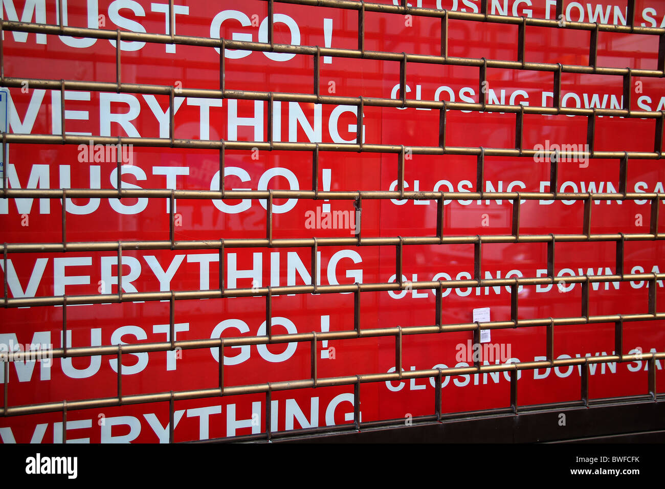 Everything must go sign filling shop window Stock Photo - Alamy