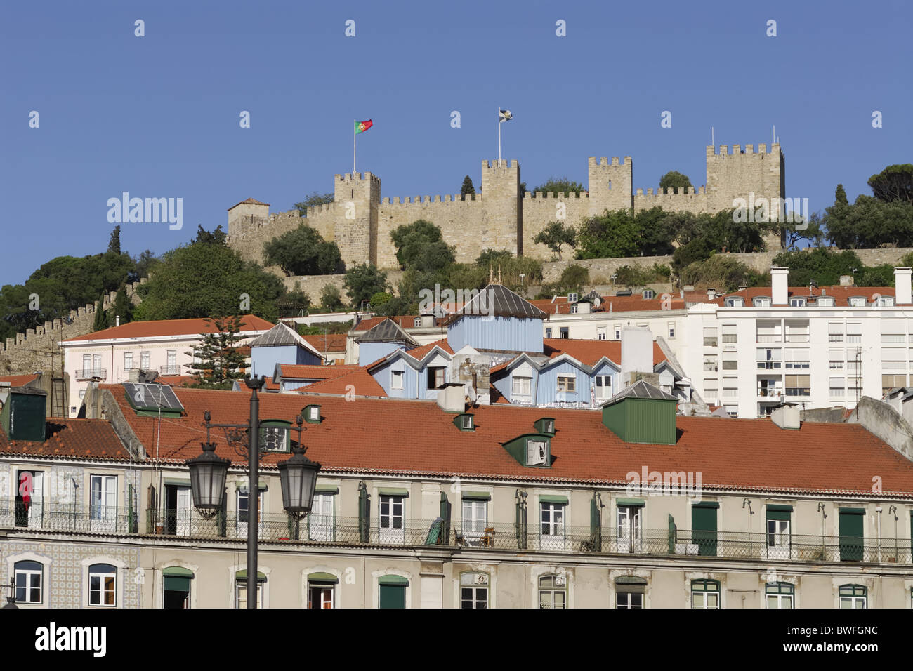 view of lisbon with the castelo de sao jorge Stock Photo - Alamy