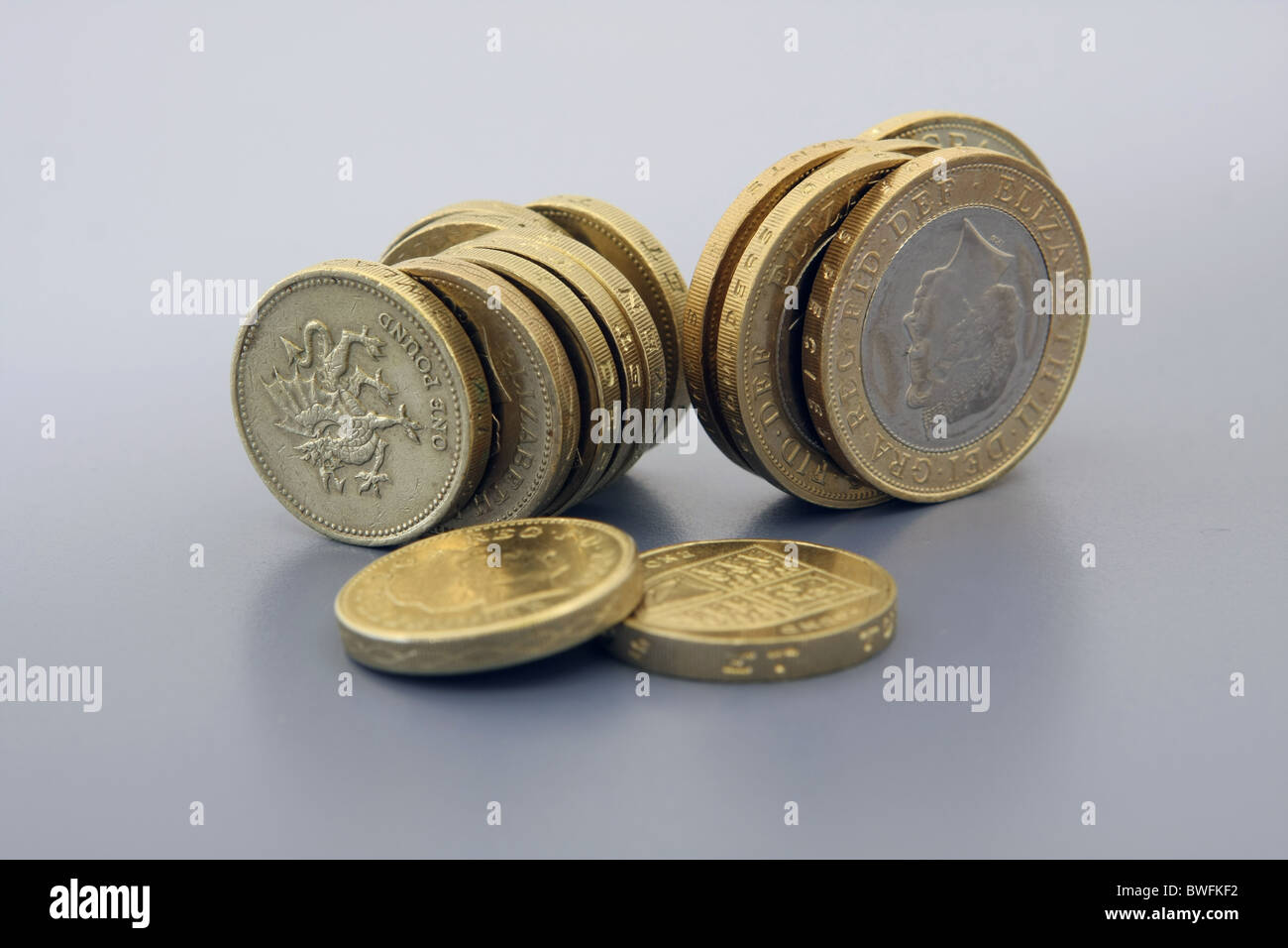 £2 and £1 coins on end with two £1 coins in the foreground Stock Photo ...