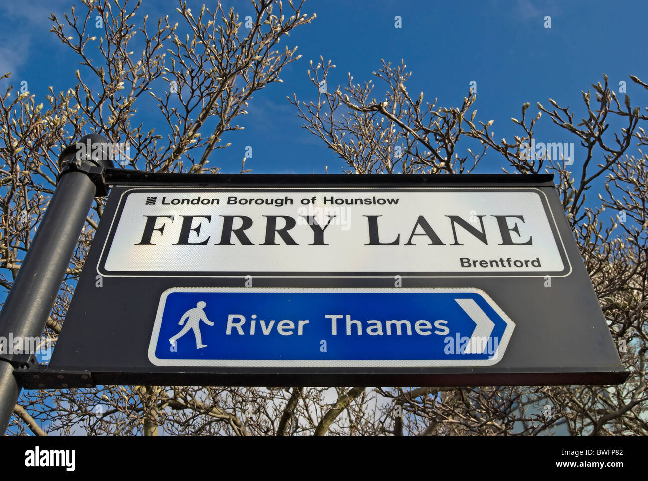 Thames river signs hi-res stock photography and images - Alamy