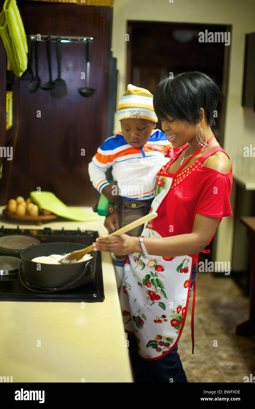 Parent and child cooking africa hi-res stock photography and images - Alamy