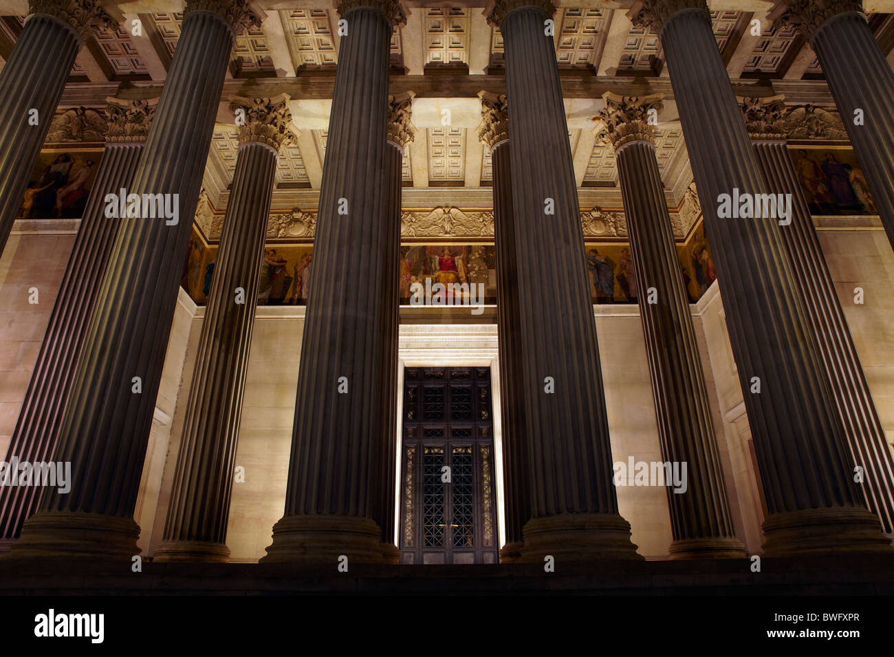 Building pillars hi-res stock photography and images - Alamy