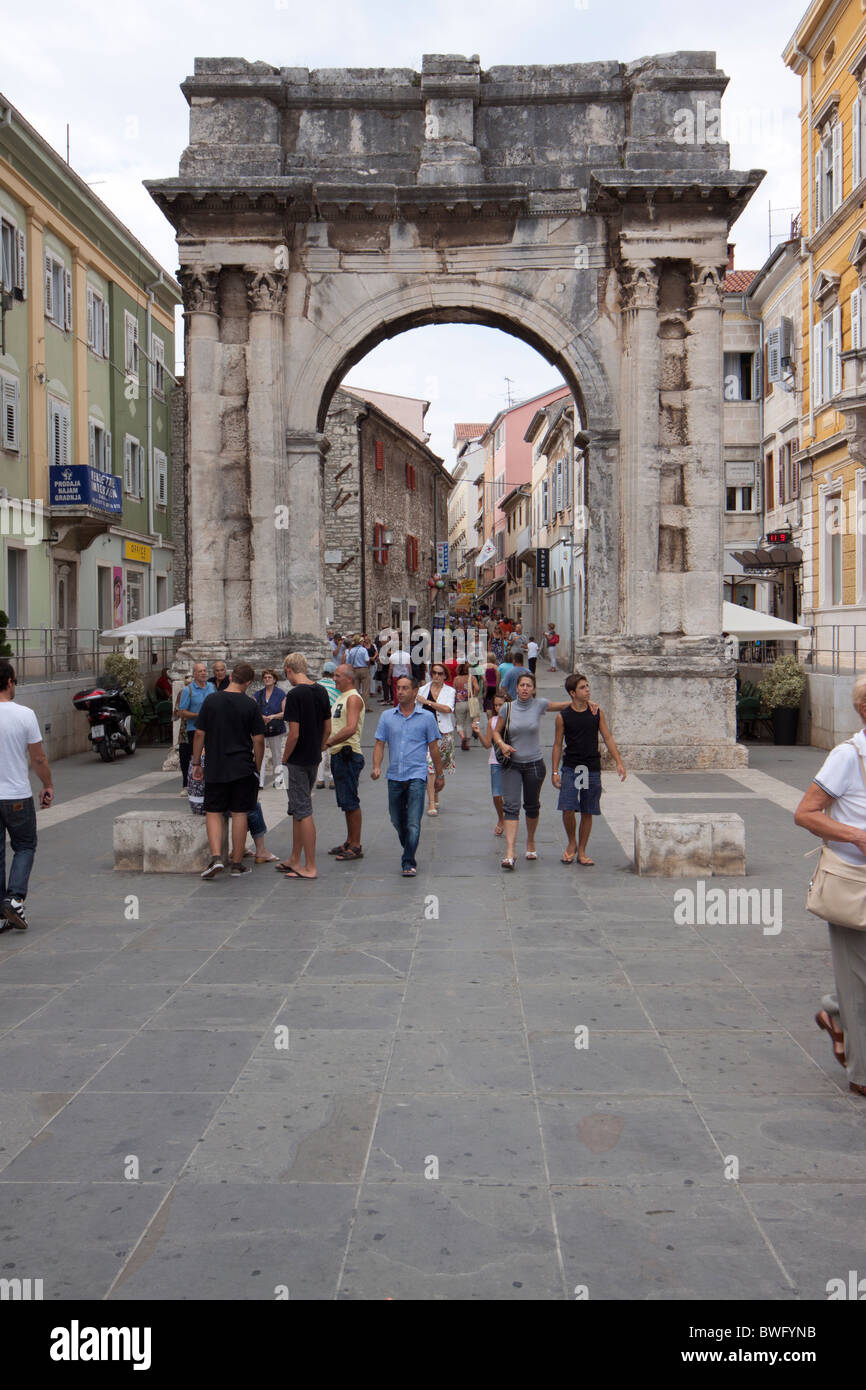 tourists by old arch Pula Croatia Stock Photo - Alamy