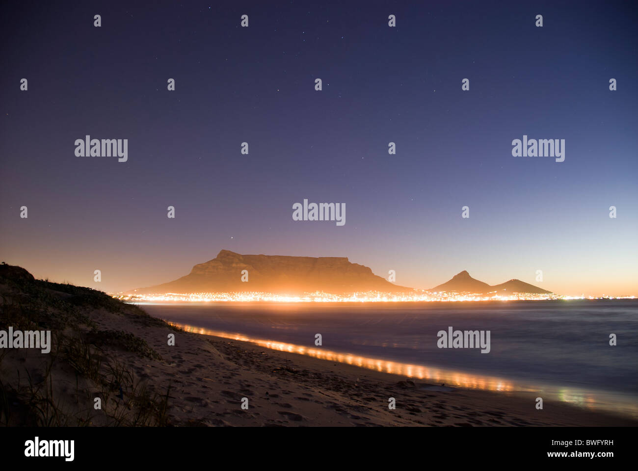 Cape town illuminating table mountain hi-res stock photography and ...