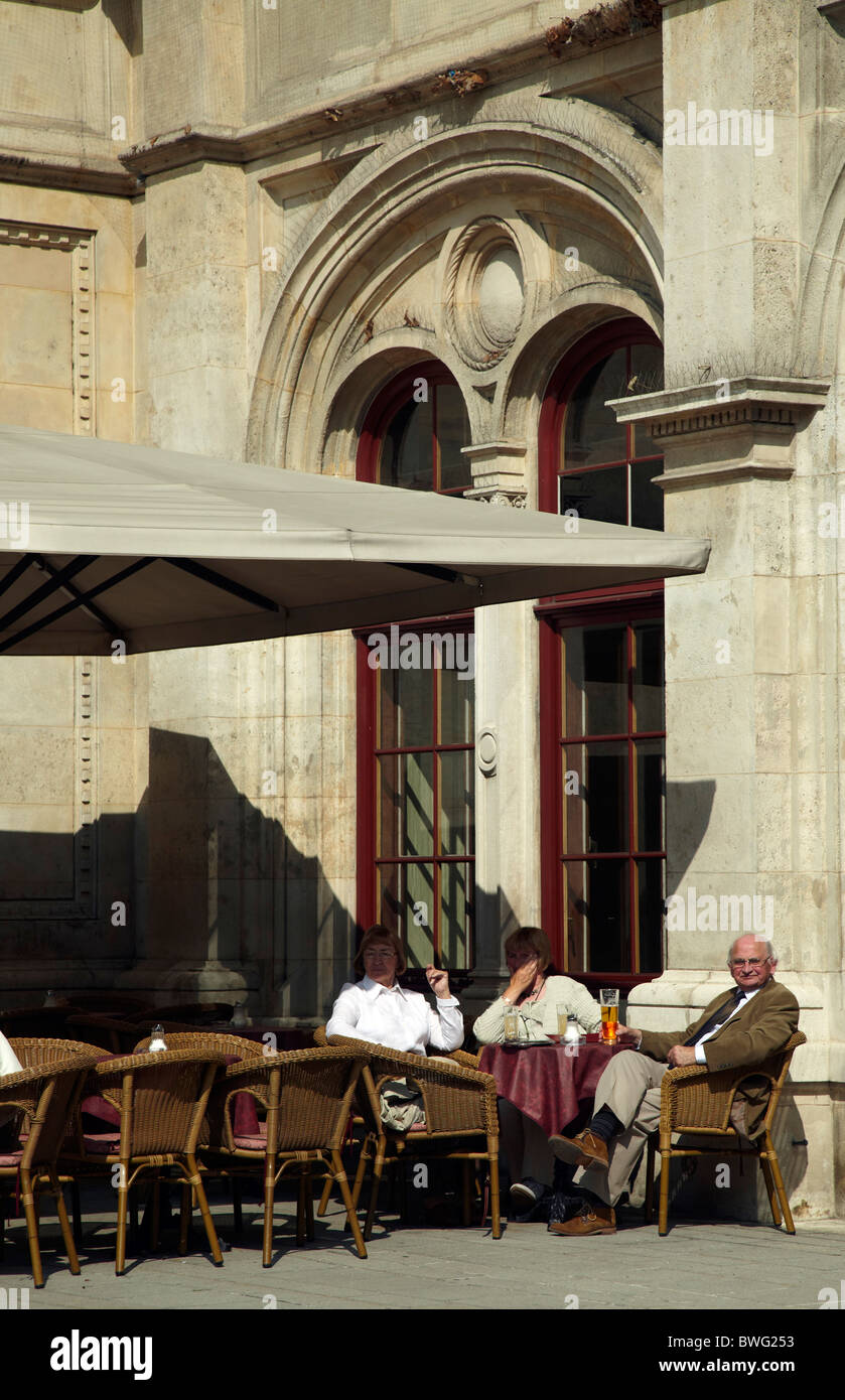 people drinking coffee Opera House cafe, Vienna Stock Photo - Alamy