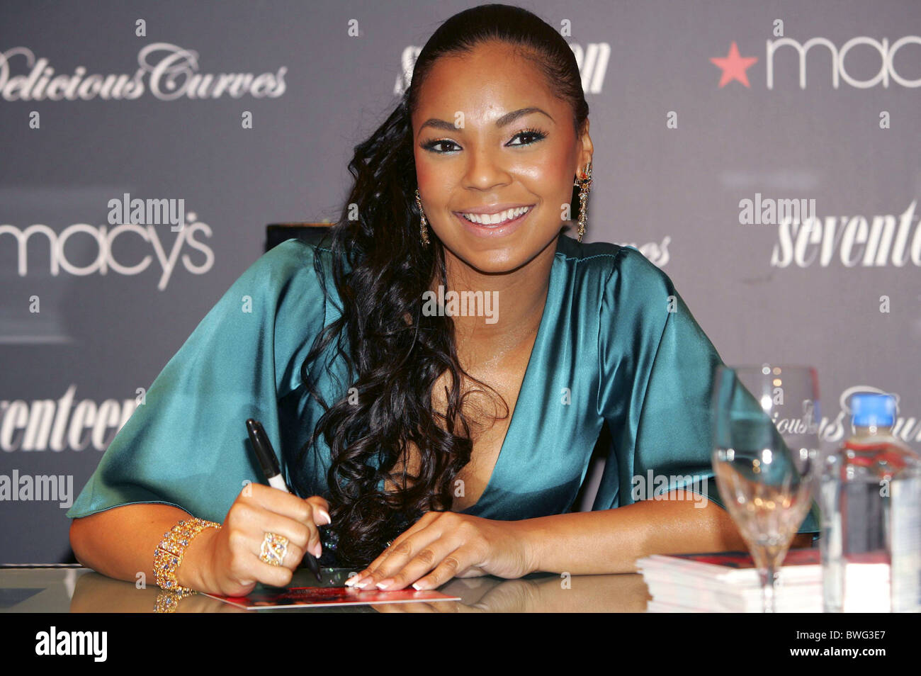 Launch of DELICIOUS CURVES denim collection by Mudd Jeans Stock Photo ...