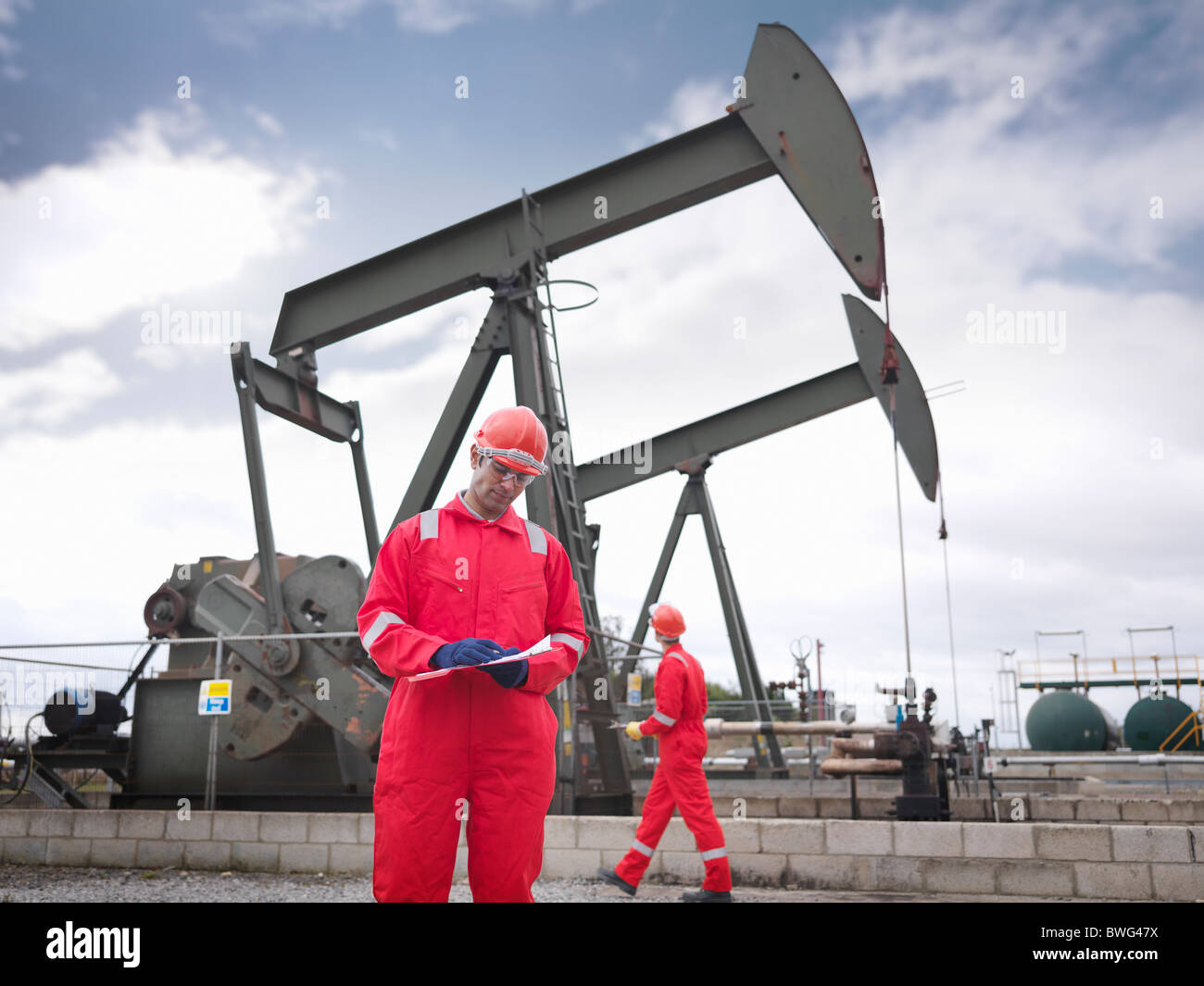 Oil Drilling Workers High Resolution Stock Photography and Images - Alamy