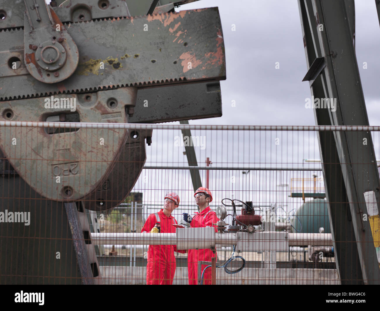 Well oil pump industry hi-res stock photography and images - Alamy