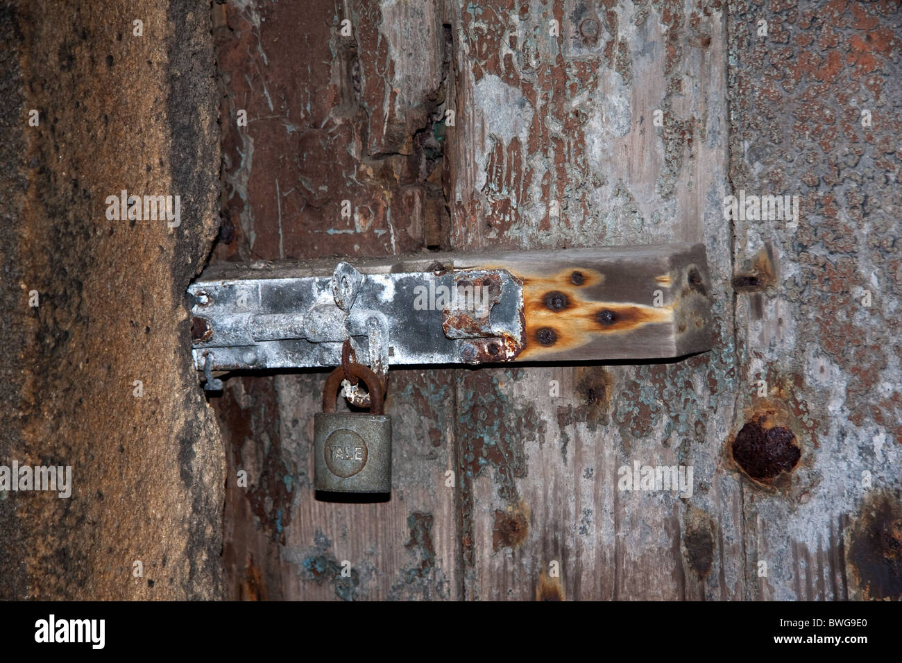 Corroded hasp and rusty padlock Stock Photo - Alamy