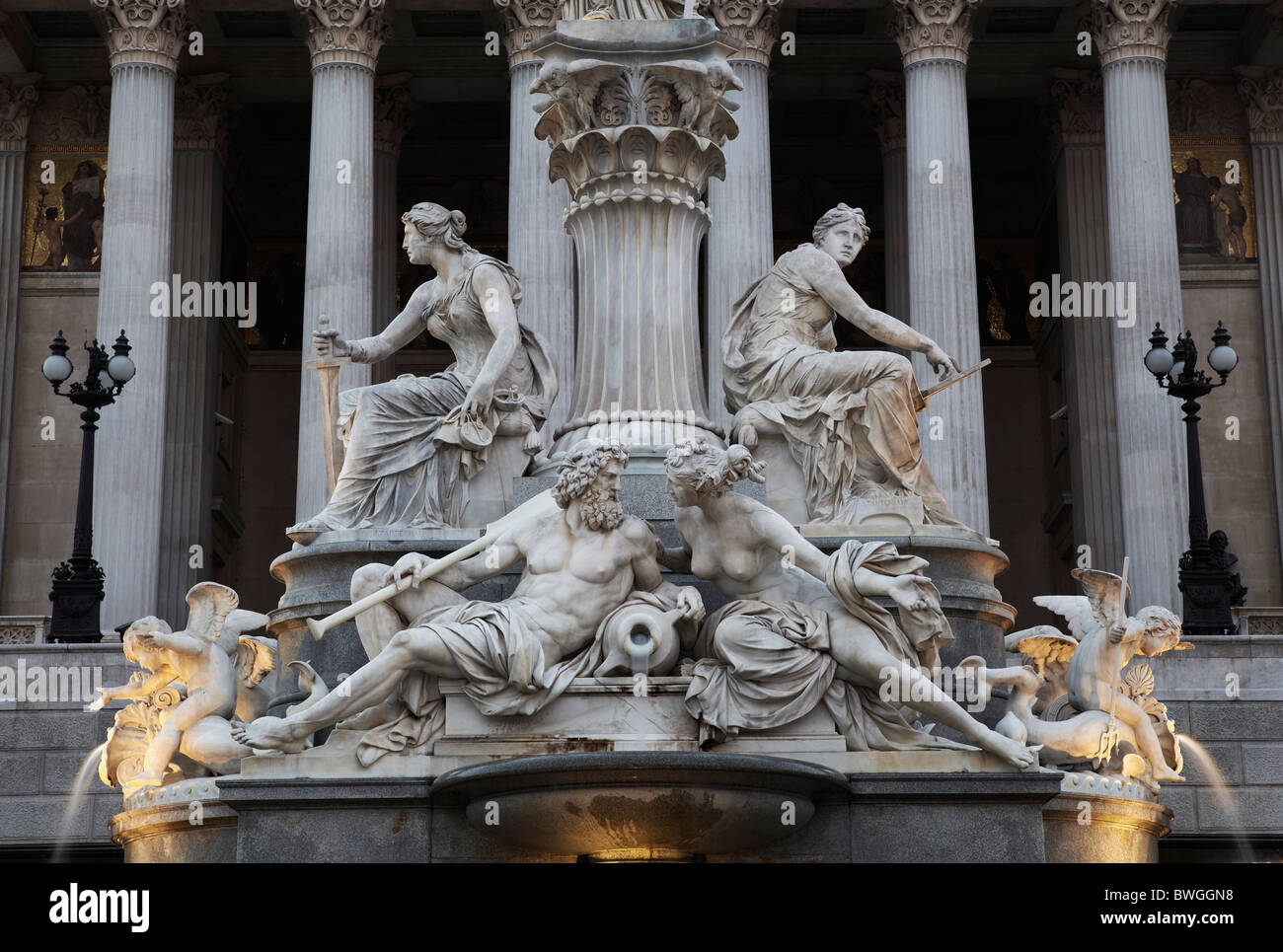 Pillared building hi-res stock photography and images - Alamy