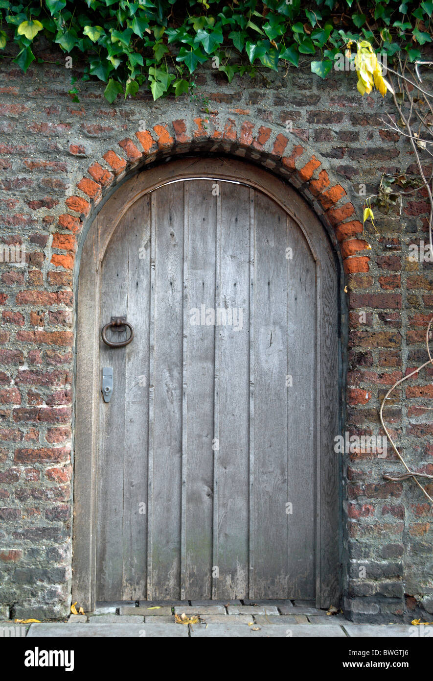 Arched brickwork hi-res stock photography and images - Alamy