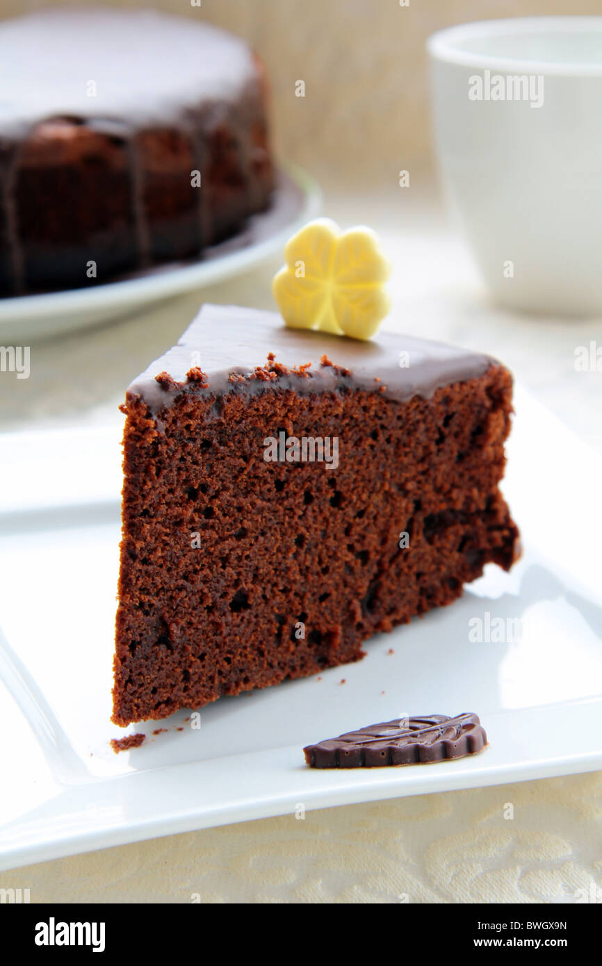 Big chocolate cake with chocolate frosting Stock Photo - Alamy