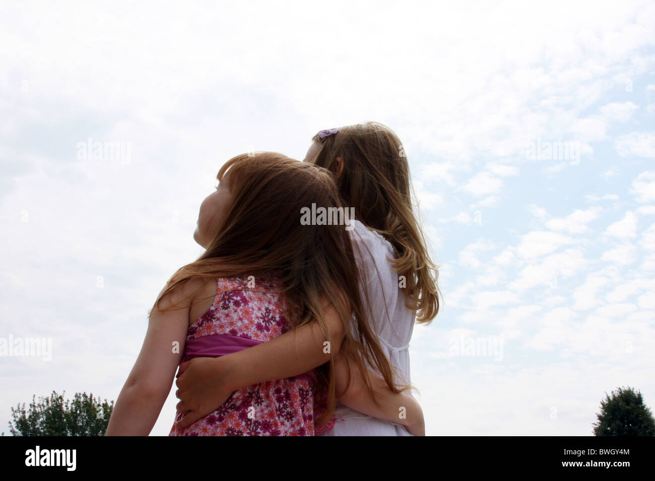 Two kids looking up in the sky Stock Photo - Alamy