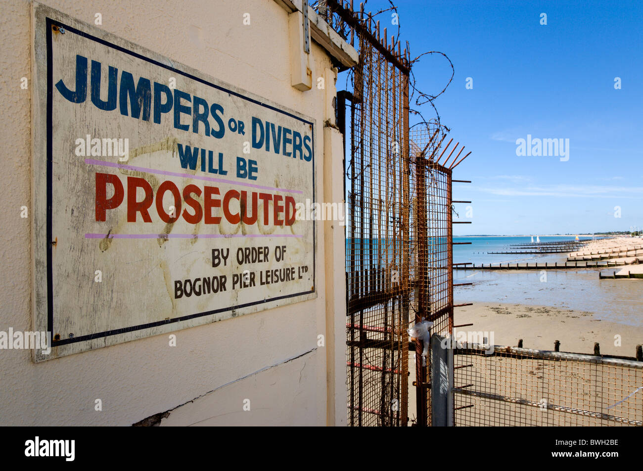Diving off pier hi-res stock photography and images - Alamy