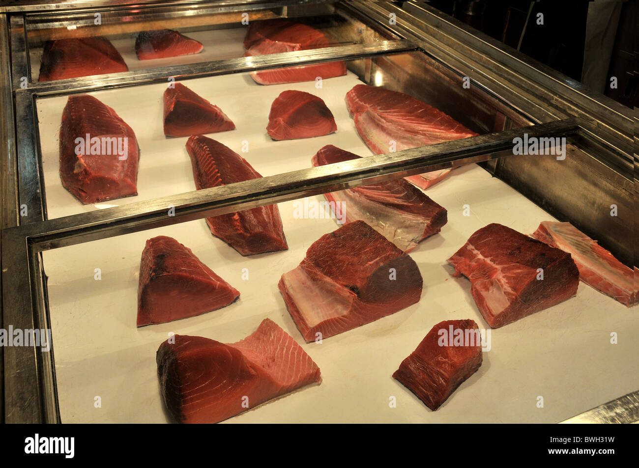 freshly cut red tuna for sale at Tsukiji fish market, Ginza, Tokyo ...