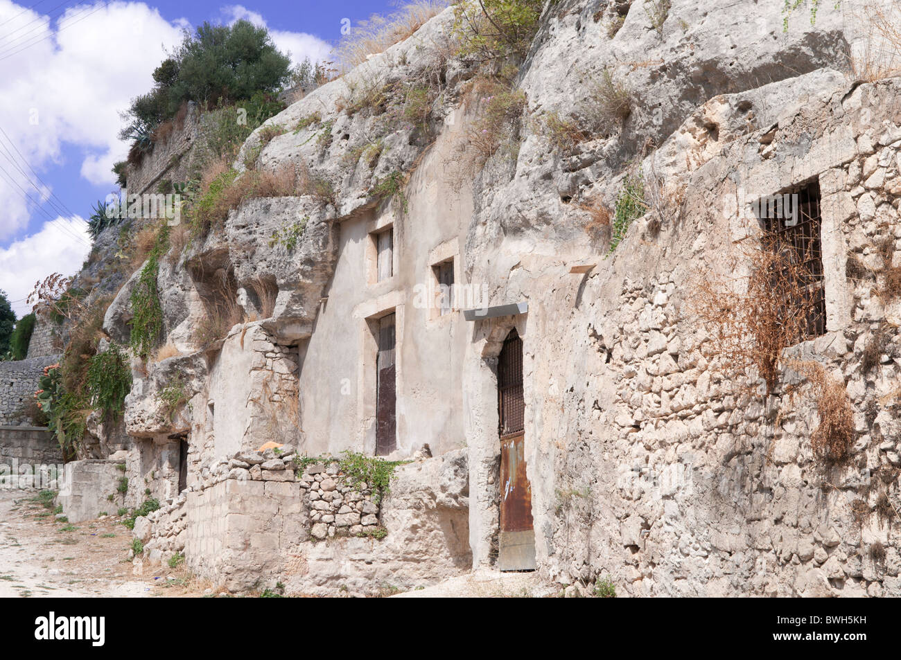 Italy Sicily, Ispica, quarry, Prehistoric Necropolis Stock Photo - Alamy