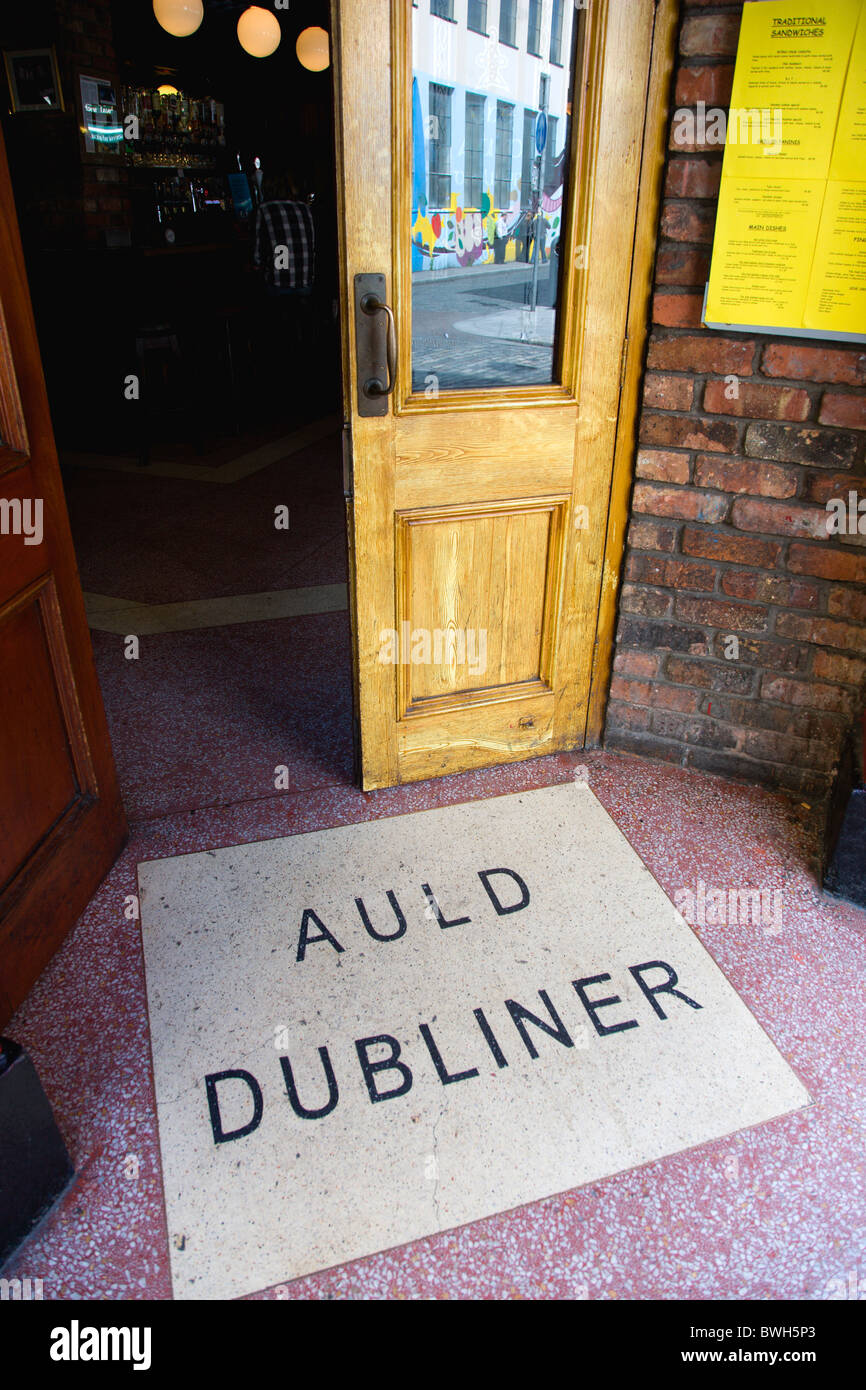 Ireland, County Dublin, Dublin City, Entrance door to the Auld Dubliner ...