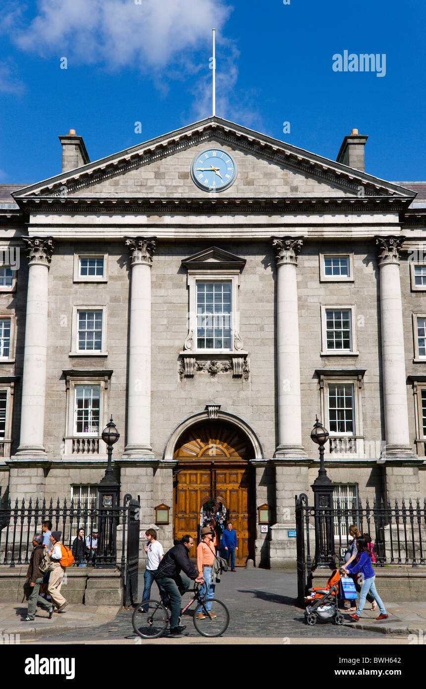 Trinity college dublin gate hi-res stock photography and images - Alamy