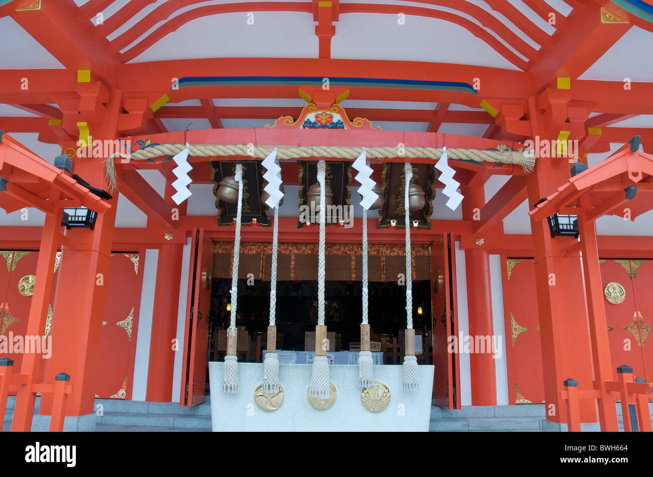 Hanazono temple, Shinjuku, Tokyo, Japan Stock Photo - Alamy