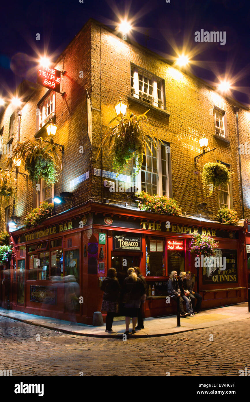 Outside pub night hi-res stock photography and images - Alamy