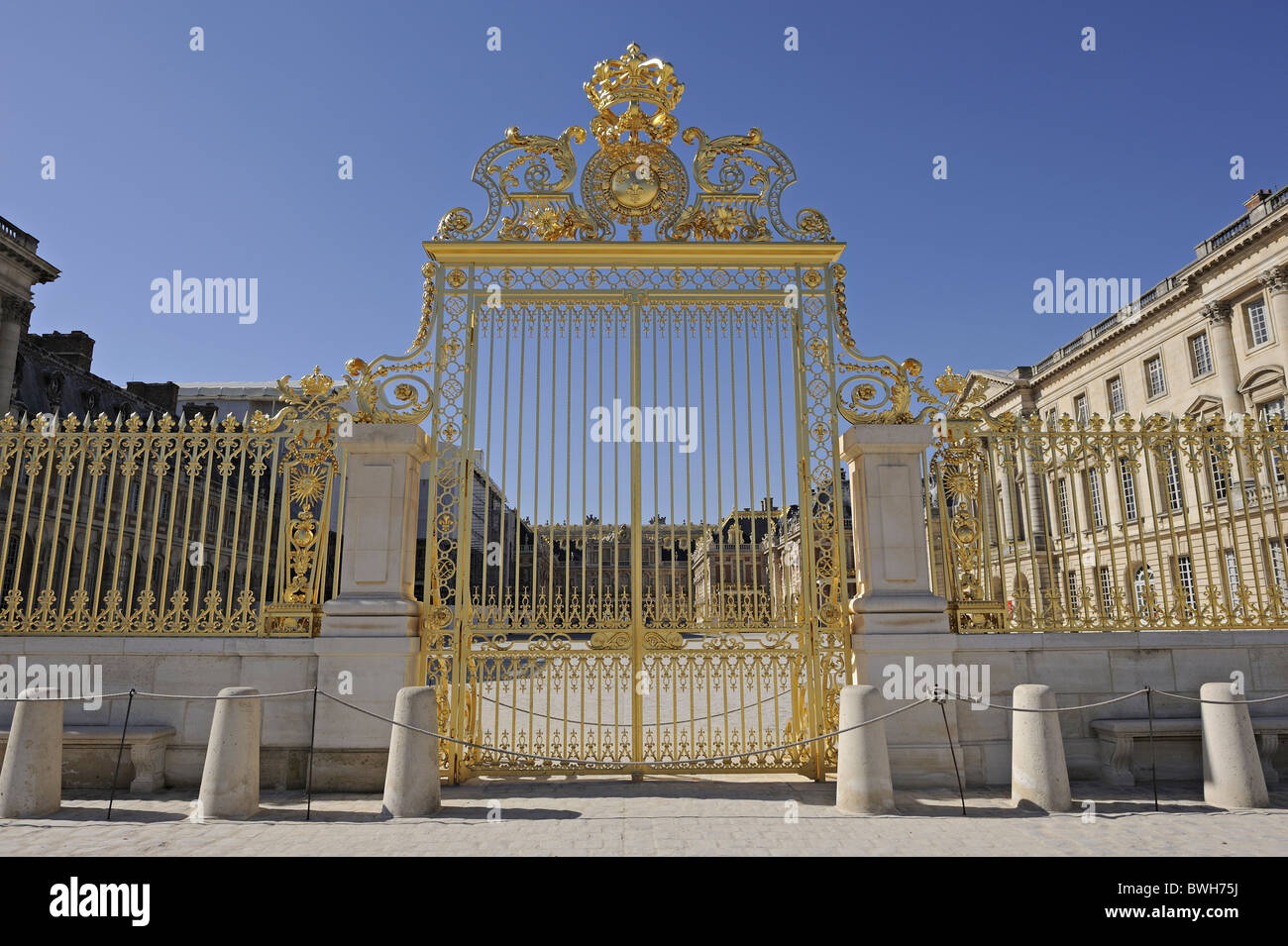 Versailles Palace golden gate entrance, Châteaux de Versailles, France ...