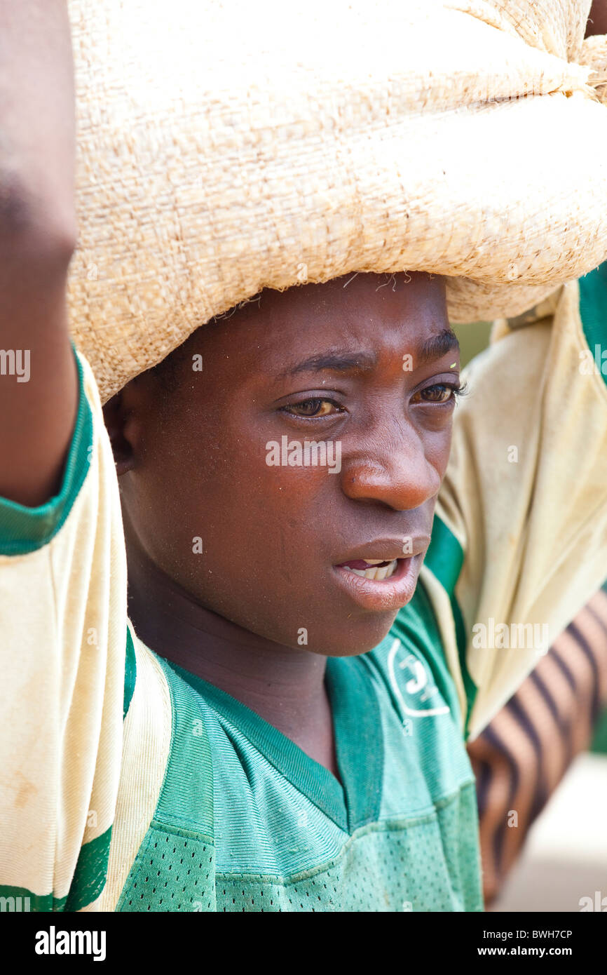 Carrying load on head hi-res stock photography and images - Alamy