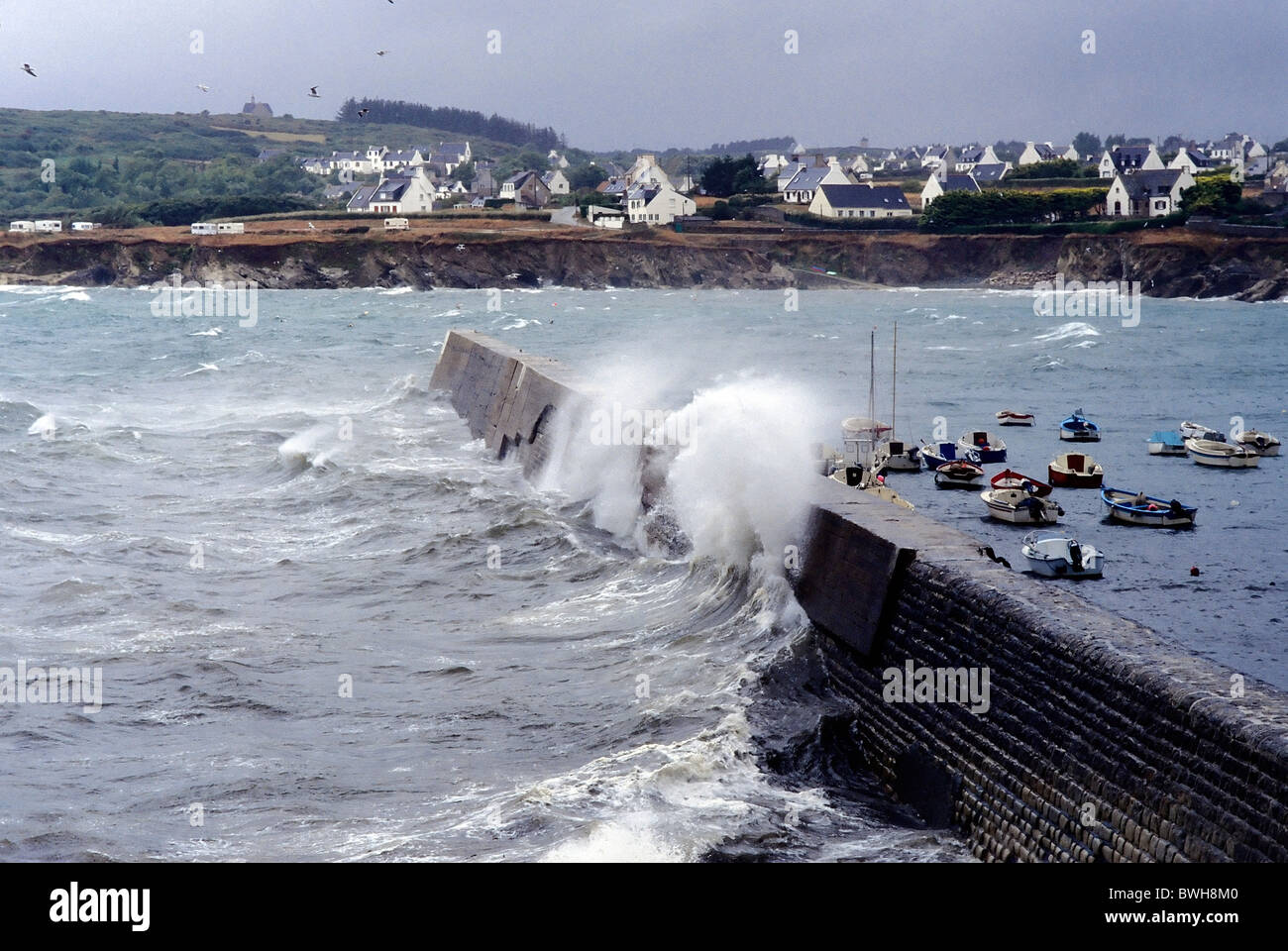 Waves and crashing and building hi-res stock photography and images - Alamy