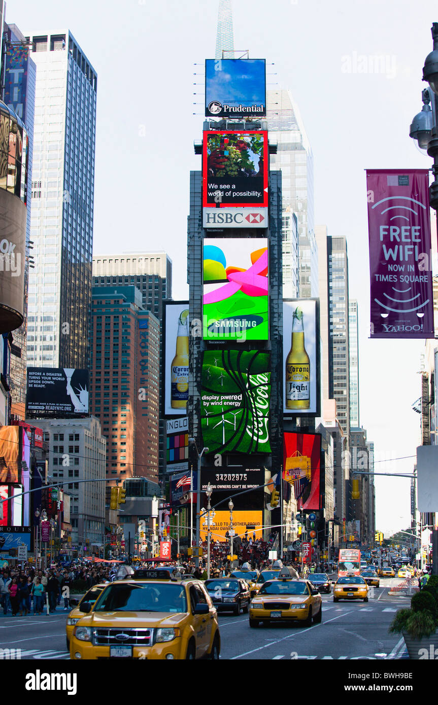 USA, New York, Manhattan, People walking in Times Square at the ...