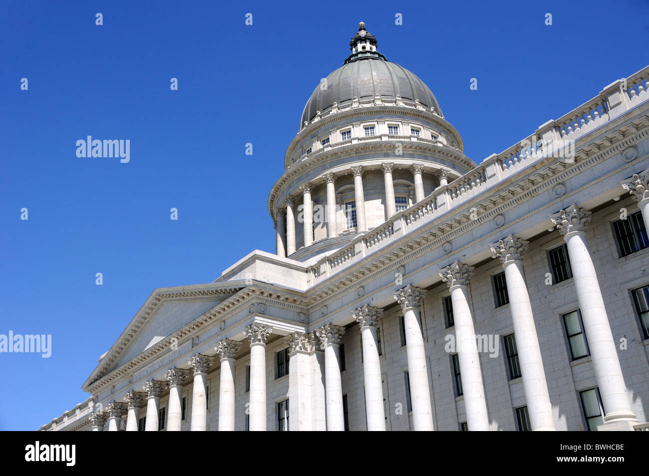 Building of the lake hi-res stock photography and images - Alamy