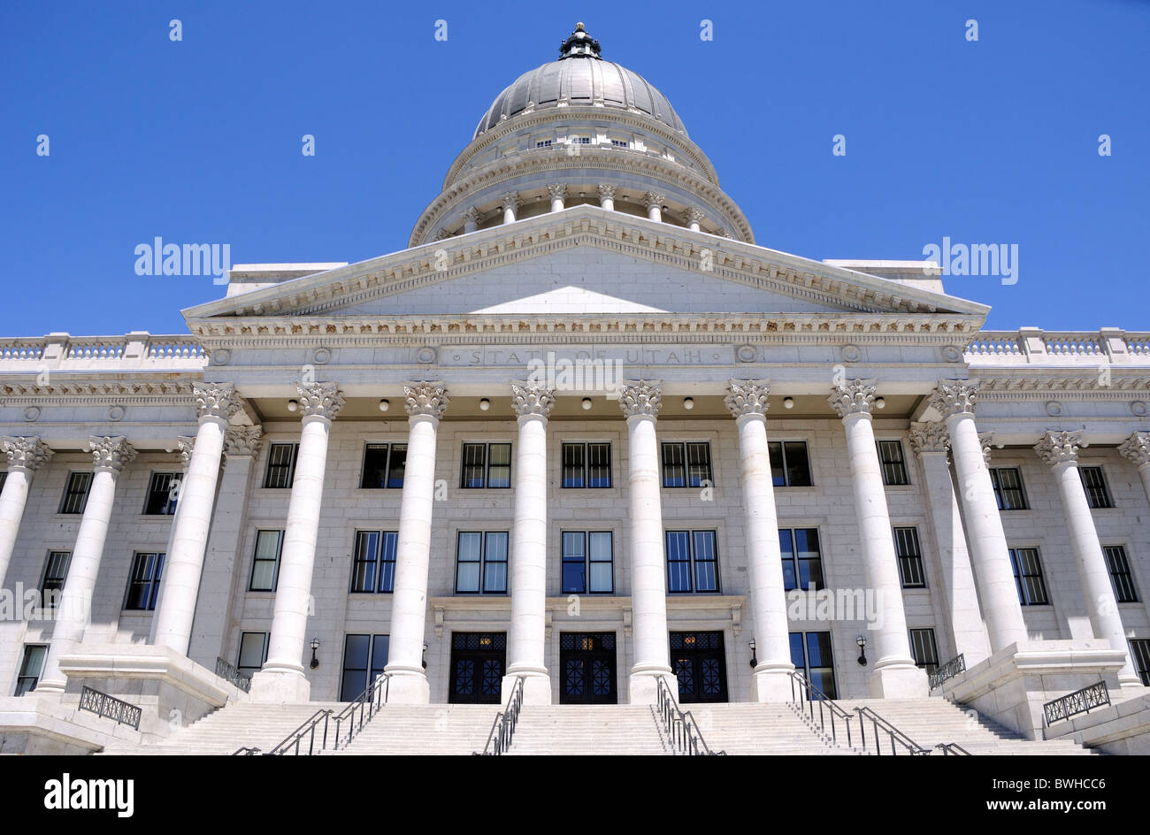 Building of the lake hi-res stock photography and images - Alamy