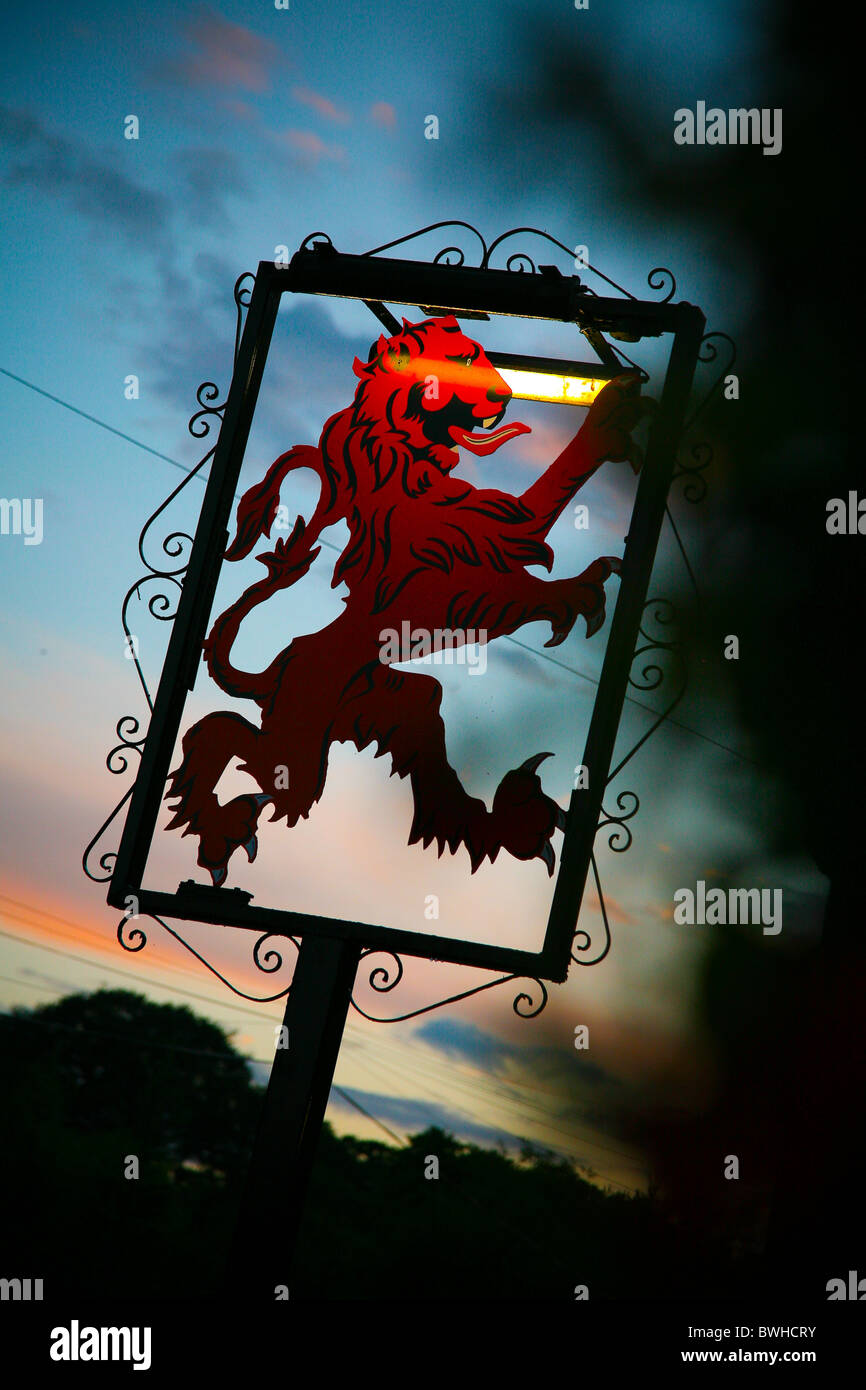 Red Lion a english british country pub Stock Photo - Alamy