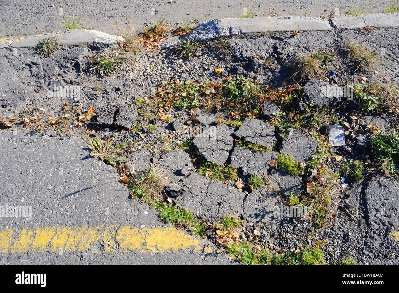 Crumbling infrastructure concrete hi-res stock photography and images ...